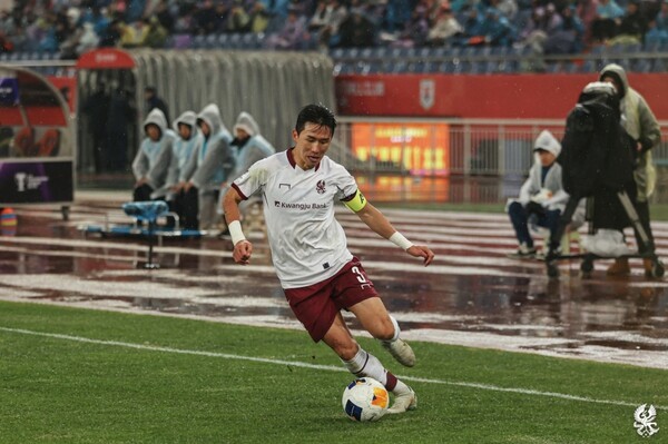 광주·포항, 올 시즌 첫 경기 ACLE 7차전서 나란히 패배… 광주는 16강 진출, 포항은 불투명