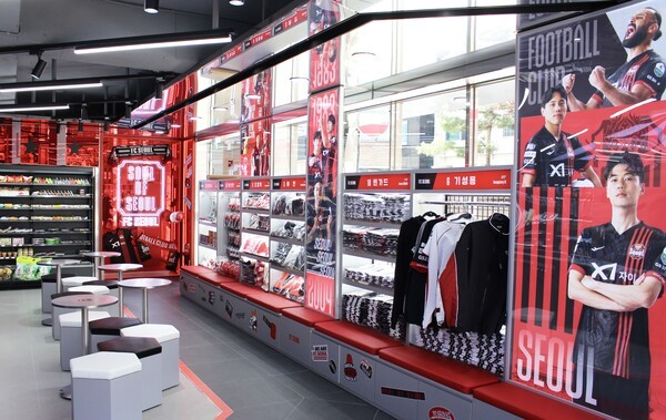 FC서울xGS25, 'FC서울 테마 편의점' 오픈… GS그룹 20주년 기념 팬 체험형 매장